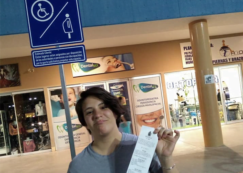 Multan a embarazada por estacionarse en cajón azul; ley no estipula ...